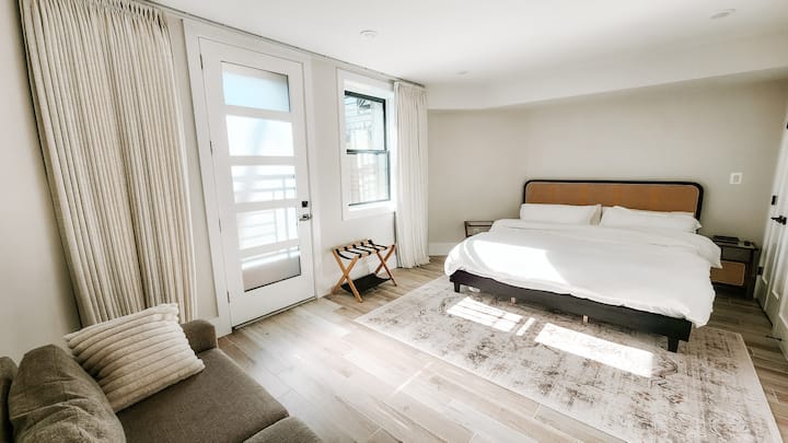 Private Modern Luxury Suite In Historic Stone Home - Washington, DC