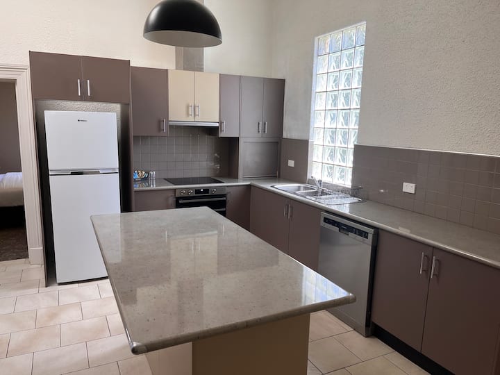 Central Apartment - 6 Bedroom - Wagga Wagga