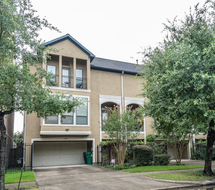 111 The Skyline View! | Midtown Medcenter 2br+1 - Houston, TX