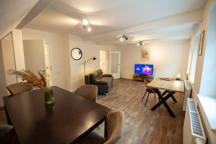 Queensize Bett & Netflix Zentral - Idar-Oberstein