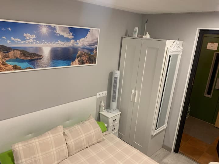 Estancia De 1 A 5 Personas Con Cocina. - Badalona