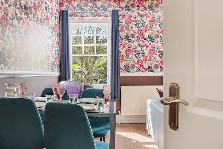 Free Parking · 2 Bdrm · Sleeps 5 - Plymouth