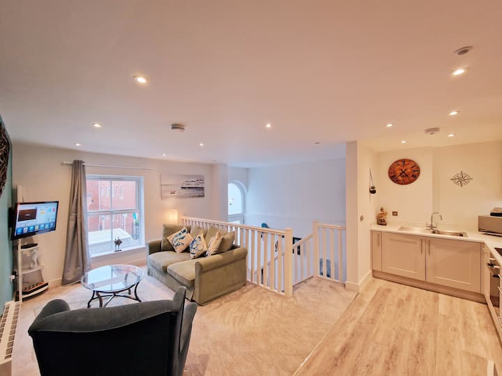 Private Entrance Maisonette, Near Beach & Bars! - 풀
