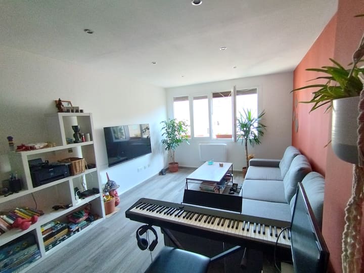 Peaceful Room In My Apartment (With Cat) - Niza