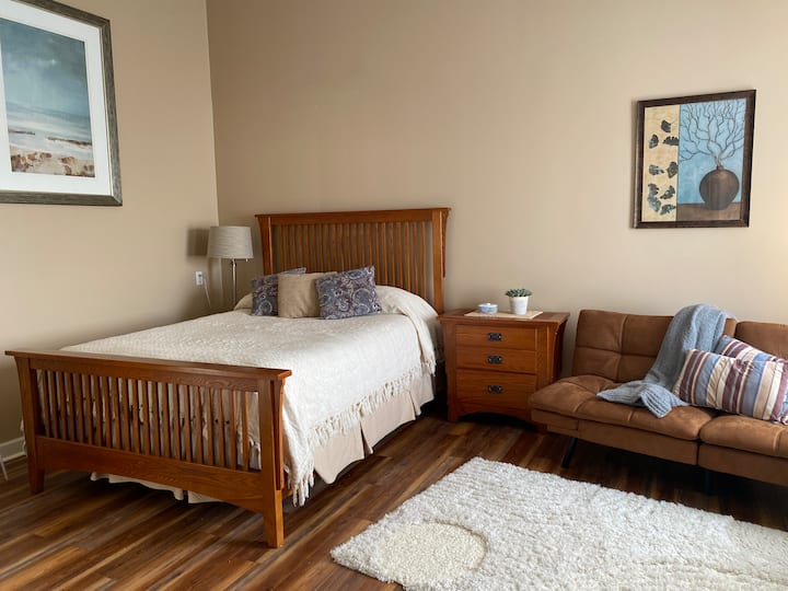 Roomy Master Bed & Bath In Grand Rapids - Grand Rapids, MI