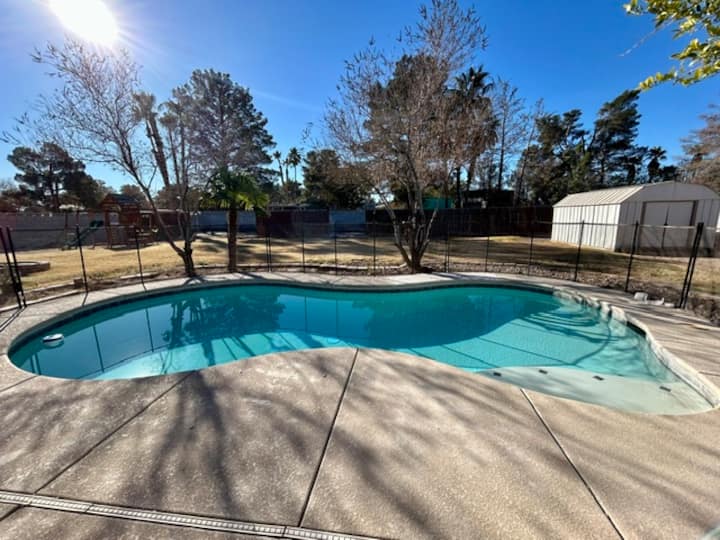 12 Guests. W/ Ping Pong, Air Hockey, Volleyball! - Las Vegas, NV
