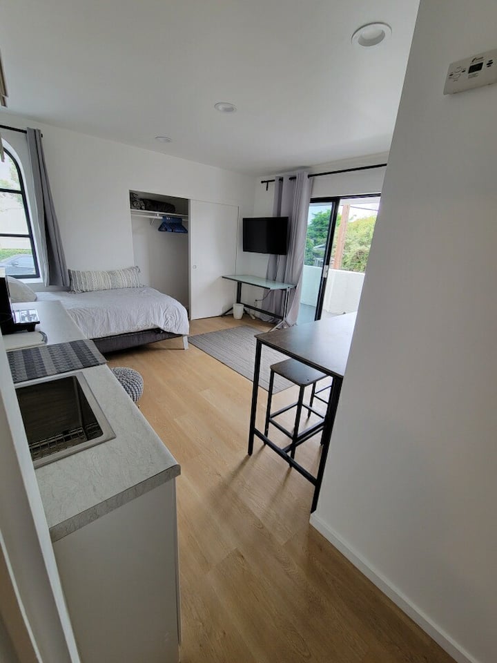 Ocean Park Renovated Studio - Venice Beach, CA