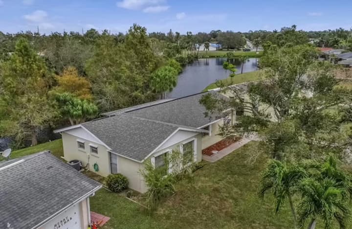 Lakeview Pet Friendly Cozy Home! - North Fort Myers, FL