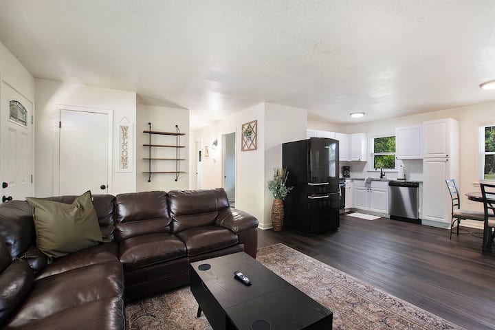 Spacious 3 Bedroom Home! - Lee's Summit, MO