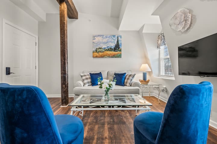 Factory Turned Cozy Apartment - Wallingford, CT