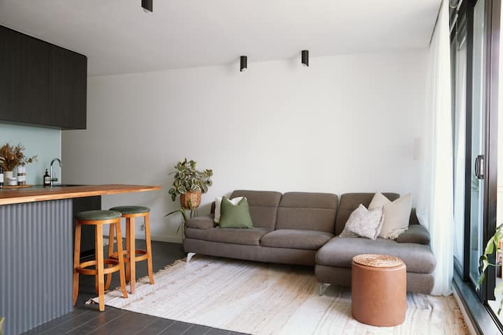 Cityscape Trendsetter—contemporary Chic With Pool - Melbourne
