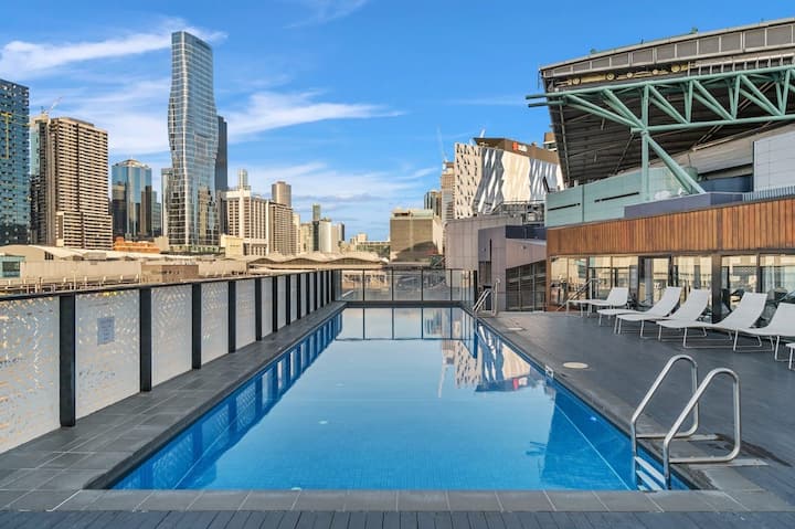 Cityscape Trendsetter—contemporary Chic With Pool - Melbourne