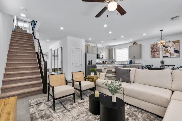 Exclusive *Luxstay* Style & Cozy 5beds/3baths Love - Las Vegas, NV