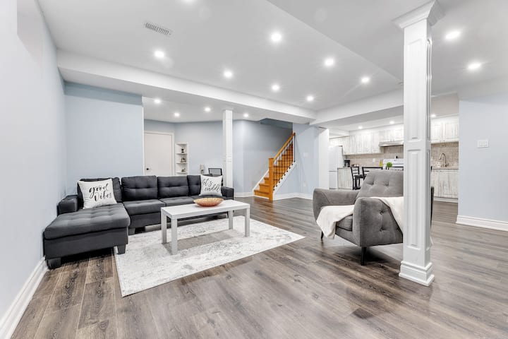 Cozy Corner: Bsmt 2b/1.5b + Office, Kitchen, 5g - ボウマンビル