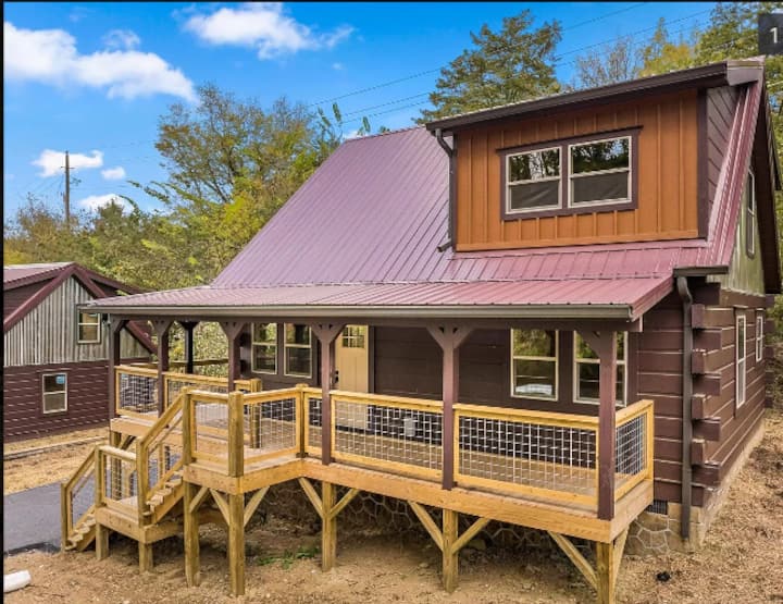 New Cabin 2 Mins To The Outlets, Hot Tub, Pool) - Pigeon Forge, TN