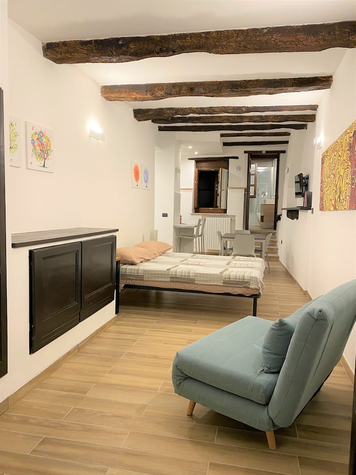 Bosset, Nouveau Dans La Vieille Ville - Barolo