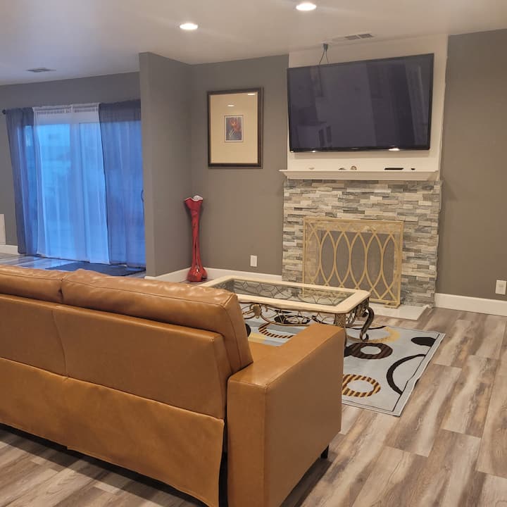 Beautiful 3 Bedroom Home Quiet And  Friendly Area - Woodland Hills - Los Angeles