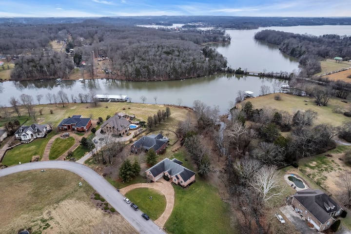 Lakefront | Hottub | Dock | 4bd4.5ba | Freeparking - Mount Juliet, TN