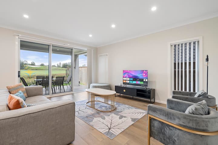Spacious 6br With Secure Parking | Near To Mall - Australia