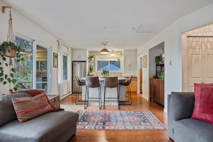 Croteau Beach Bungalow - Courtenay, BC, Canada