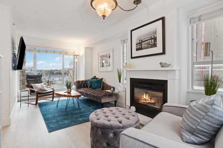 Charming Waterfront 1 Bd Condo! - Vancouver