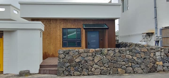 휴빌레 B동:평대 해변이 120미터, 돌담이 정겨운 마을안 신축 농가주택 - Jeju-si