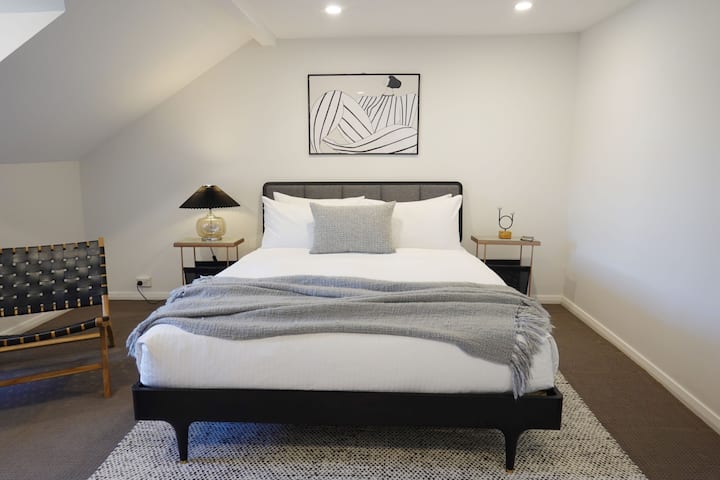 Newtown Midnight | Cozy Bedroom In Terrace House - Camperdown