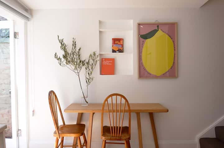 Newtown Midnight | Cozy Bedroom In Terrace House - Carlton