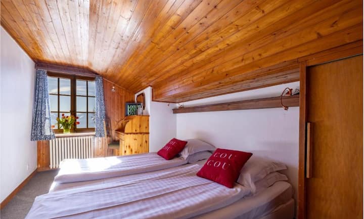 Alpine Room / Shared Bathroom - Montreux