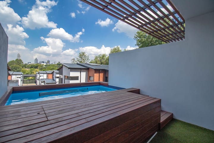 Luxurious 3 Bed Home 5 Min To Sandton City Centre - Randburg