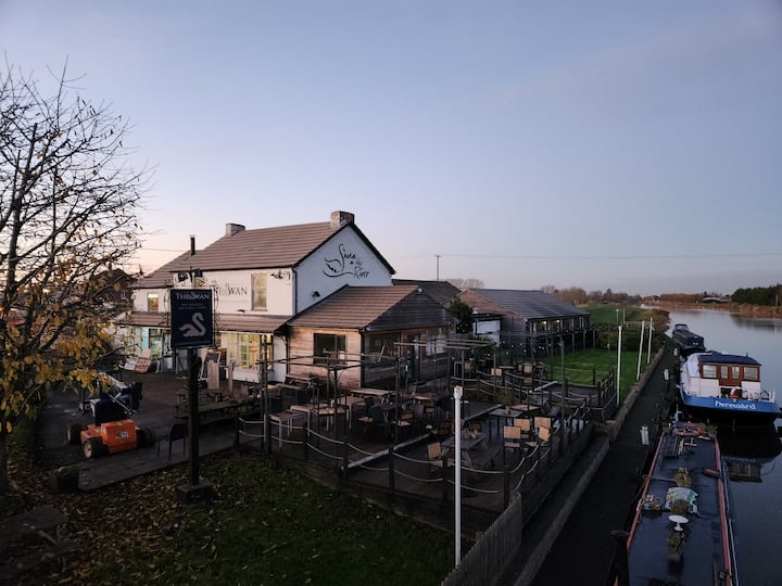 The Swan - Superior Family Room With River View - Ely