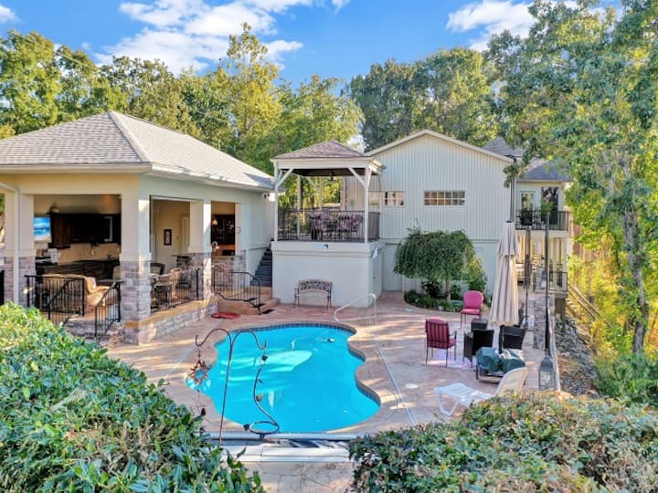Lakefront, Dock, Pool, Golf, Fun - Malvern, AR