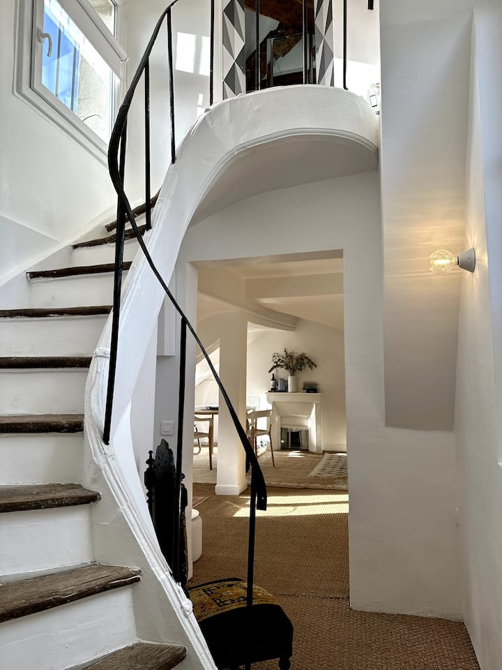 Skyliner Between The Rooftops In Arts Et Métier - フランス パリ