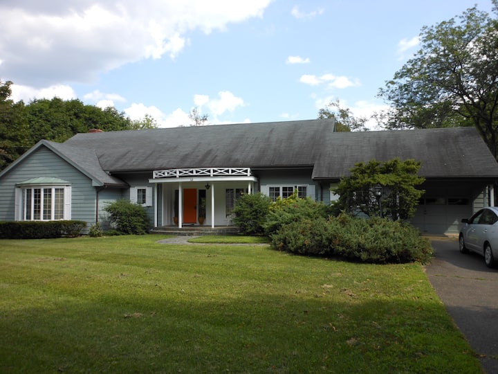 Eve's Country Retreat - Shenipsit Lake, CT