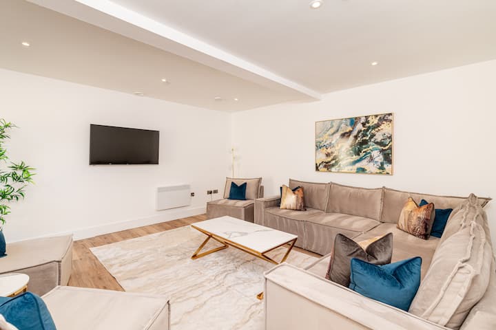 Apartment 7: 4 Bedroom Triplex - Sleeps 12 - Liverpool