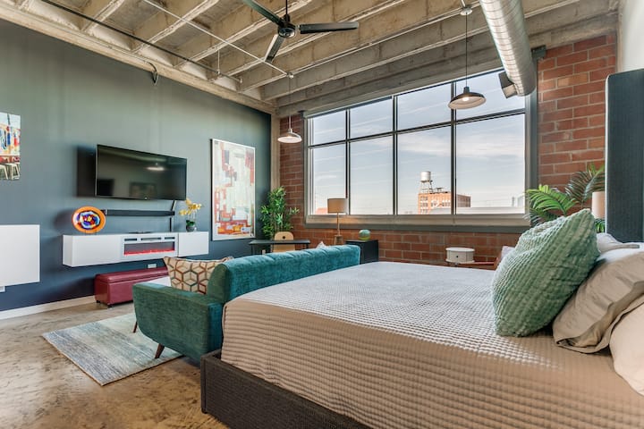 Southtown Top-floor Studio Loft W/ Rooftop Terrace - San Antonio