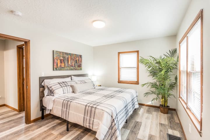 The University Cottage: 3 Bed/2 Ba - Sioux Falls, SD