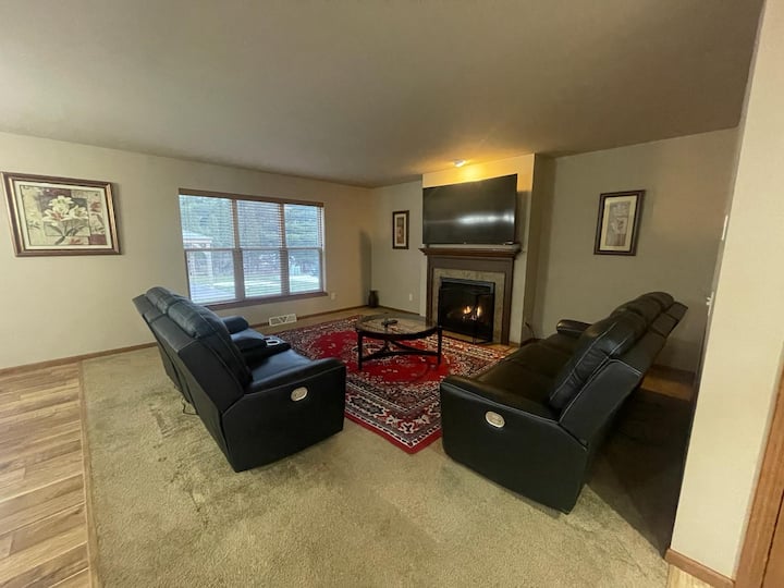 4bd, 2.5br, 2 Garage+ Office In Desirable Location - Madison, WI