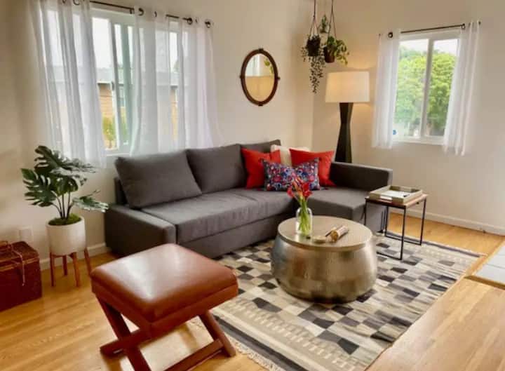 Sunny & Bright Upstairs Apt. - Carson, CA