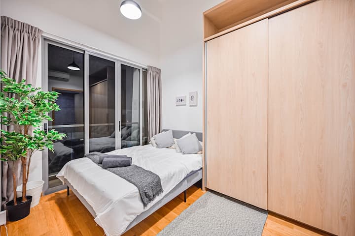 Queen's Quarters: Peaceful Haven | Mayfair Condo - Singapore