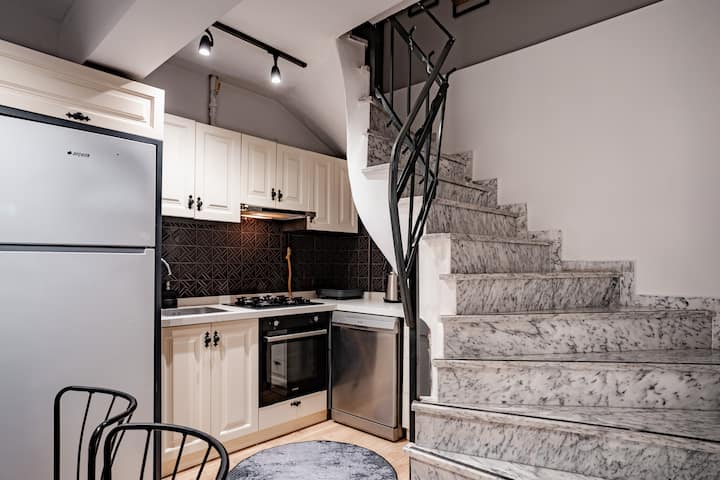 Duplex 3 Ch Avec Véranda Au Cœur De Cihangir - İstanbul