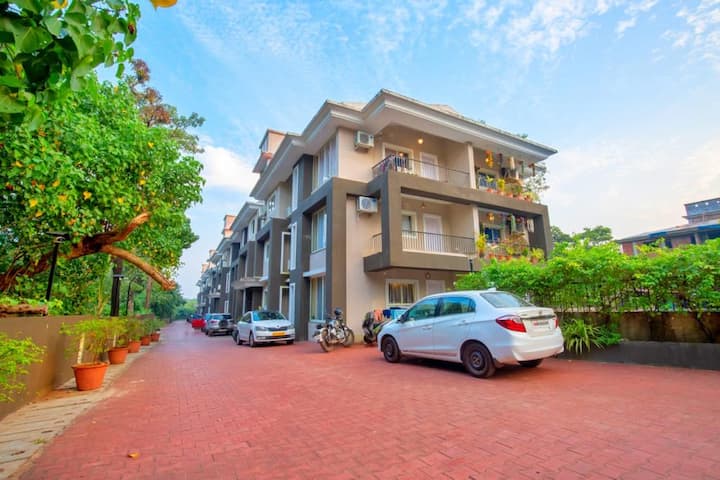 Modern Apt Near Anjuna & Vagator | Pool & Balcony - Goa