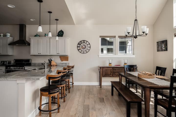Southbridge Cottage: Cozy And Modern Home (New) - Bozeman, MT