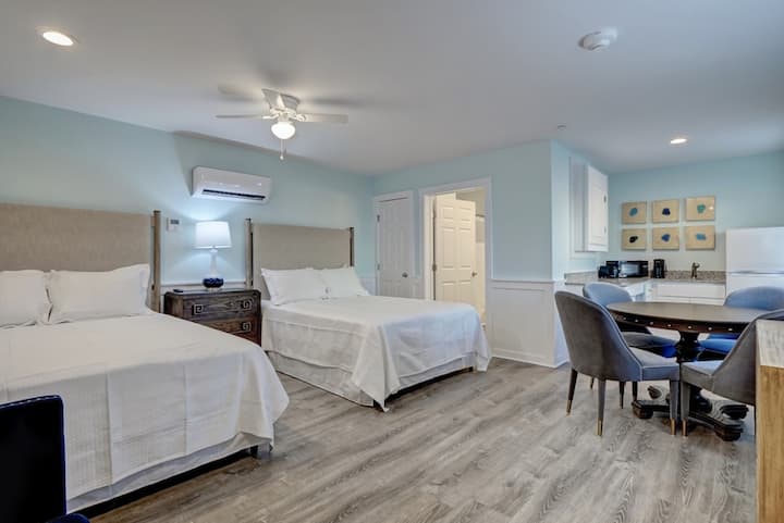 Loggerhead Inn & Suites - Two Queen Suite - Surf City, NC