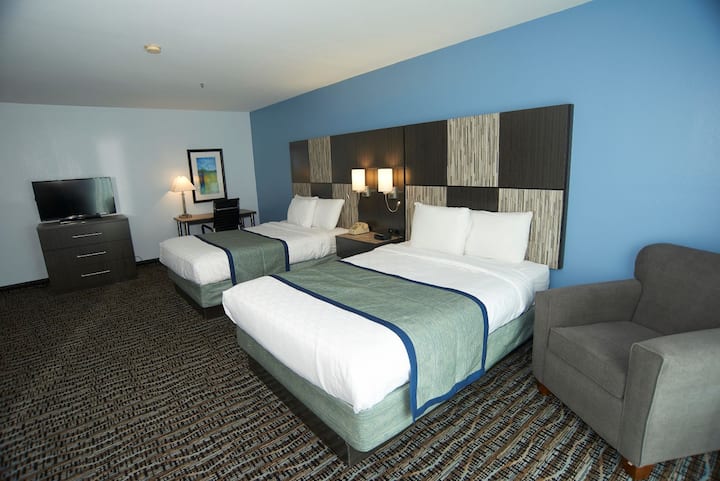 One Room Suite - 2 Queen Beds. - Sandwich, MA