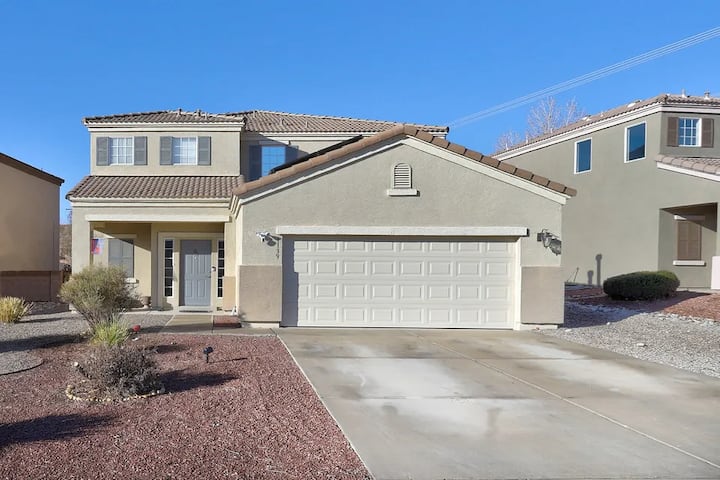 Spacious, Modern, Furnished Home 4bd/3.5b - Albuquerque, NM