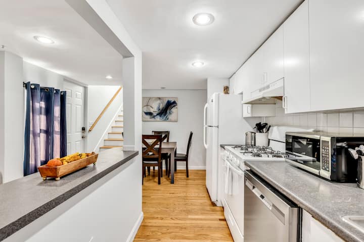 3 Bed, 1 Bath W/ Free Parking - Mission Hill - Boston