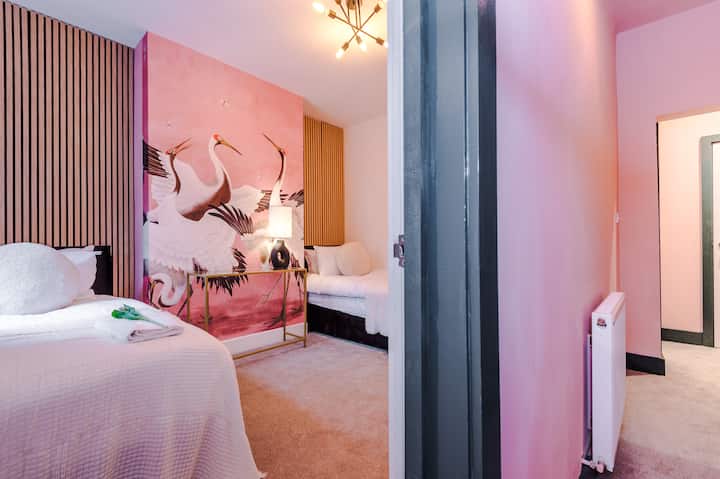 5 Bed Salford Sanctuary Retreat - Manchester