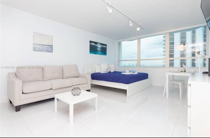Cozy Studio, Oceanfront Building - Miami Beach