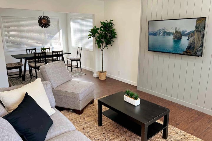 Spacious Haven For Ten: Newly Renovated Retreat - New Westminster